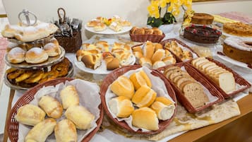 Pequeno-almoço tipo buffet diário mediante uma taxa