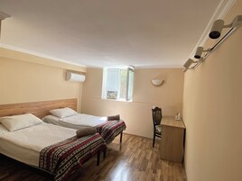 Quarto Twin Standard, 2 camas individuais, não fumadores | Secretária, quartos insonorizados, ferro/tábua de engomar, Wi-fi grátis