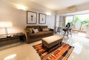 Apartamento, 1 cama de casal, não fumadores | Sala de estar | TV de ecrã plano 