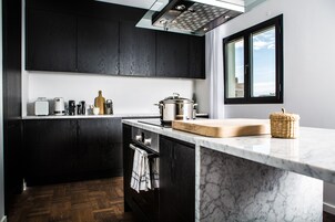 Superior Apartment, 2 bedrooms, 100 m2 | Cozinha privada | Geladeira grande, micro-ondas, fogão, cooktop