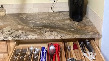 Estúdio conforto, suíte, vista para o jardim | Cozinha compartilhada