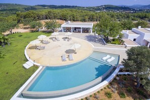 Piscina externa, espreguiçadeiras