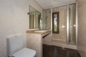 Vila luxo, 6 quartos, piscina particular | Banheiro | Banheira de imersão, chuveiro com efeito de chuva