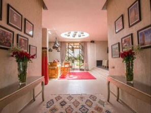 Vila superluxo, vários quartos, piscina particular | Área de estar | TV de tela plana