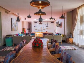 Vila superluxo, vários quartos, piscina particular | Opções para refeição no quarto