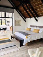 Suíte premium, 1 quarto | Roupas de cama premium, camas com colchões pillow-top, escrivaninha