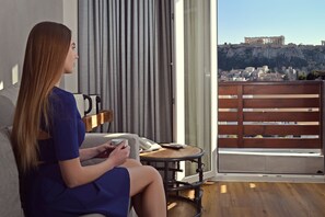Suite with Panoramic Acropolis & Lycabettus View and Hot Tub | Roupas de cama antialérgicas, frigobar, cofres nos quartos
