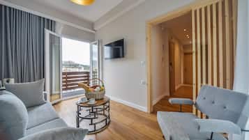 Suite with Panoramic Acropolis & Lycabettus View and Hot Tub | Roupa hipoalergénica, minibar, cofre no quarto