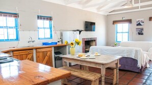 Um frigorífico, um micro-ondas, um forno, uma placa de cozinha 