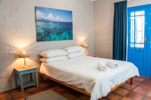 Cofres nos quartos, Wi-Fi de cortesia, roupa de cama