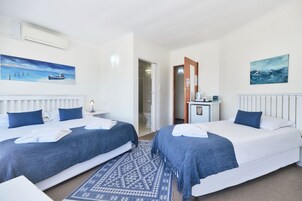 Quarto triplo conforto | Roupas de cama premium, frigobar, cofres nos quartos