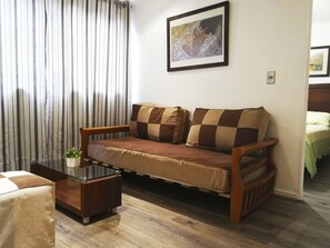 Apartamento, vista para a montanha | Sala de estar | TV de tela plana 32 polegadas com canais a cabo, TV