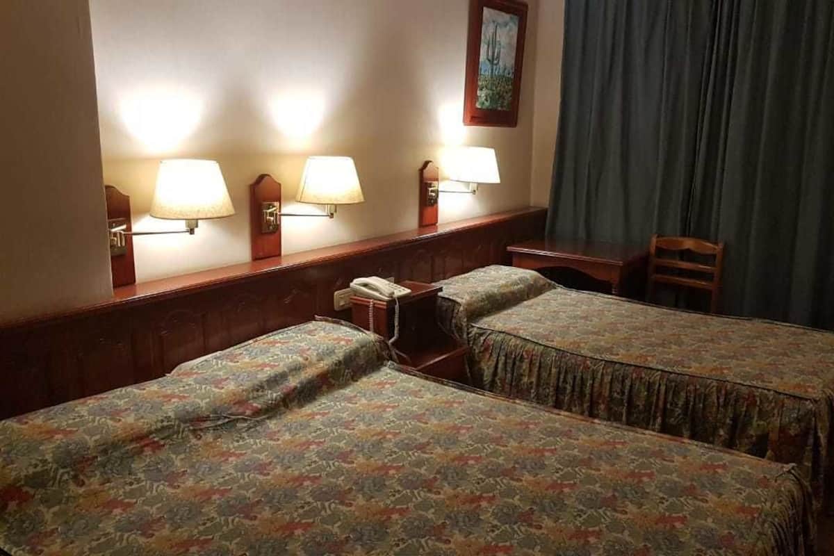 Quarto quádruplo standard, várias camas | Frigobar, escrivaninha