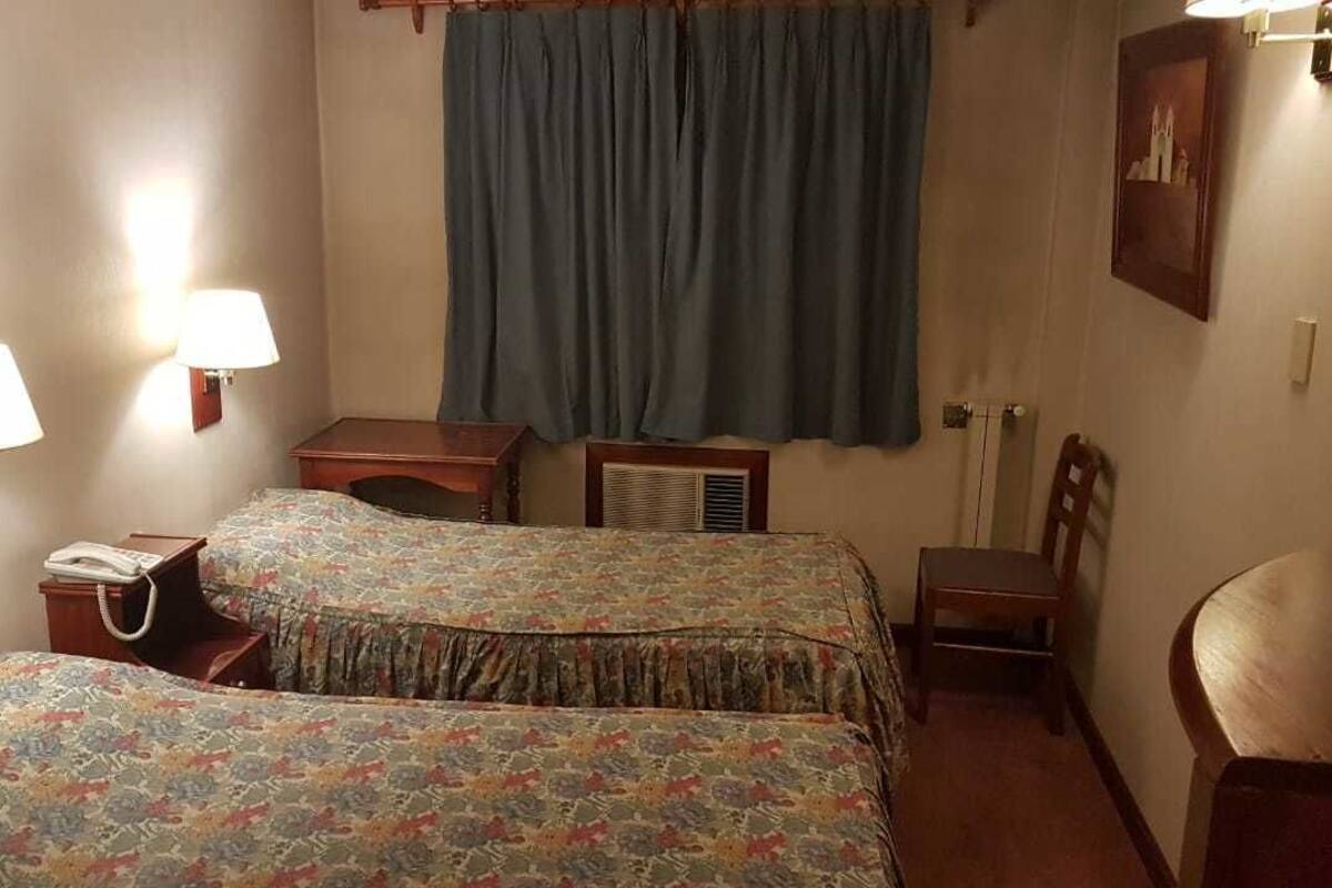 Frigobar, escrivaninha