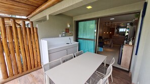 Apartamento família, vista para a piscina, no piso térreo