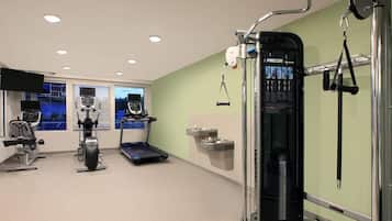 Ginásio com máquinas de cardio, esteira e equipamento de musculação Precor.