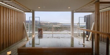 Suíte panorâmica, para não fumantes (Unkai) | Banheiro | Ducha de hidromassagem, secador de cabelo, roupões de banho, chinelos