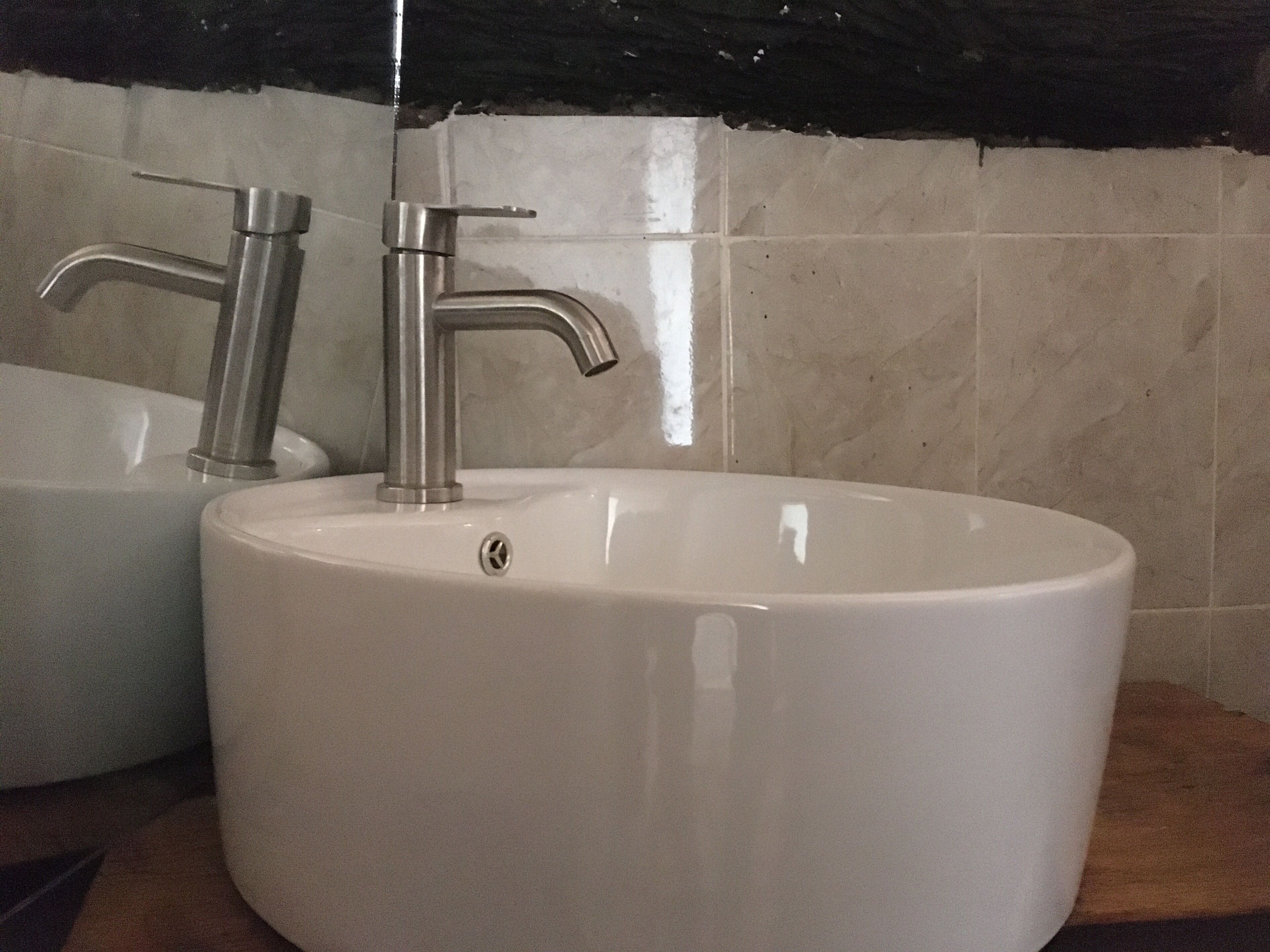 Uma casa de banho com uma pia branca e uma torneira.