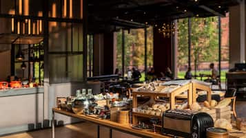 Pequeno-almoço tipo buffet diário (110 PLN por pessoa)