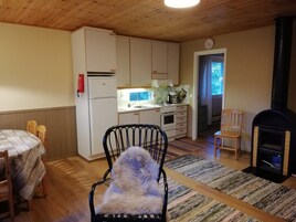 Villa Básica | Cozinha privada | Um frigorífico, um micro-ondas, um forno, uma placa de cozinha 