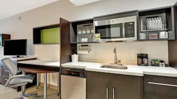 Geladeira, micro-ondas, cooktop, lava-louças