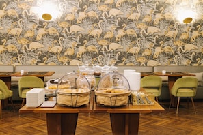 Café da manhã continental todos os dias mediante uma taxa