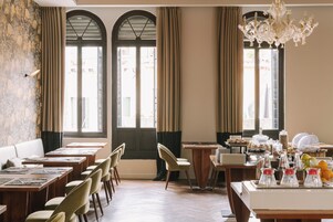 Pequeno-almoço continental diário (17 EUR por pessoa) 