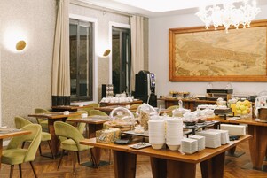 Uma sala de jantar com várias mesas, cadeiras e um buffet.