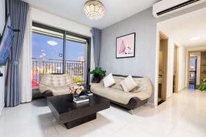 Apartamento, 3 quartos | Sala de estar | Smart TV 