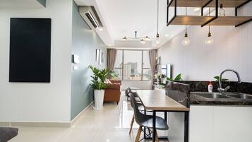 Apartamento Cidade, 2 quartos | Sala de estar | Smart TV
