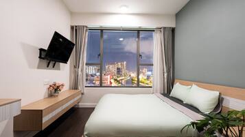 Apartamento, 3 quartos | Casa de banho | Um polibã, artigos de higiene pessoal grátis, um secador de cabelo