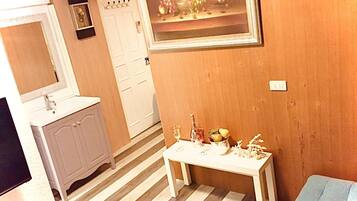 Quarto elite, 2 quartos | Sala de estar | TV LED