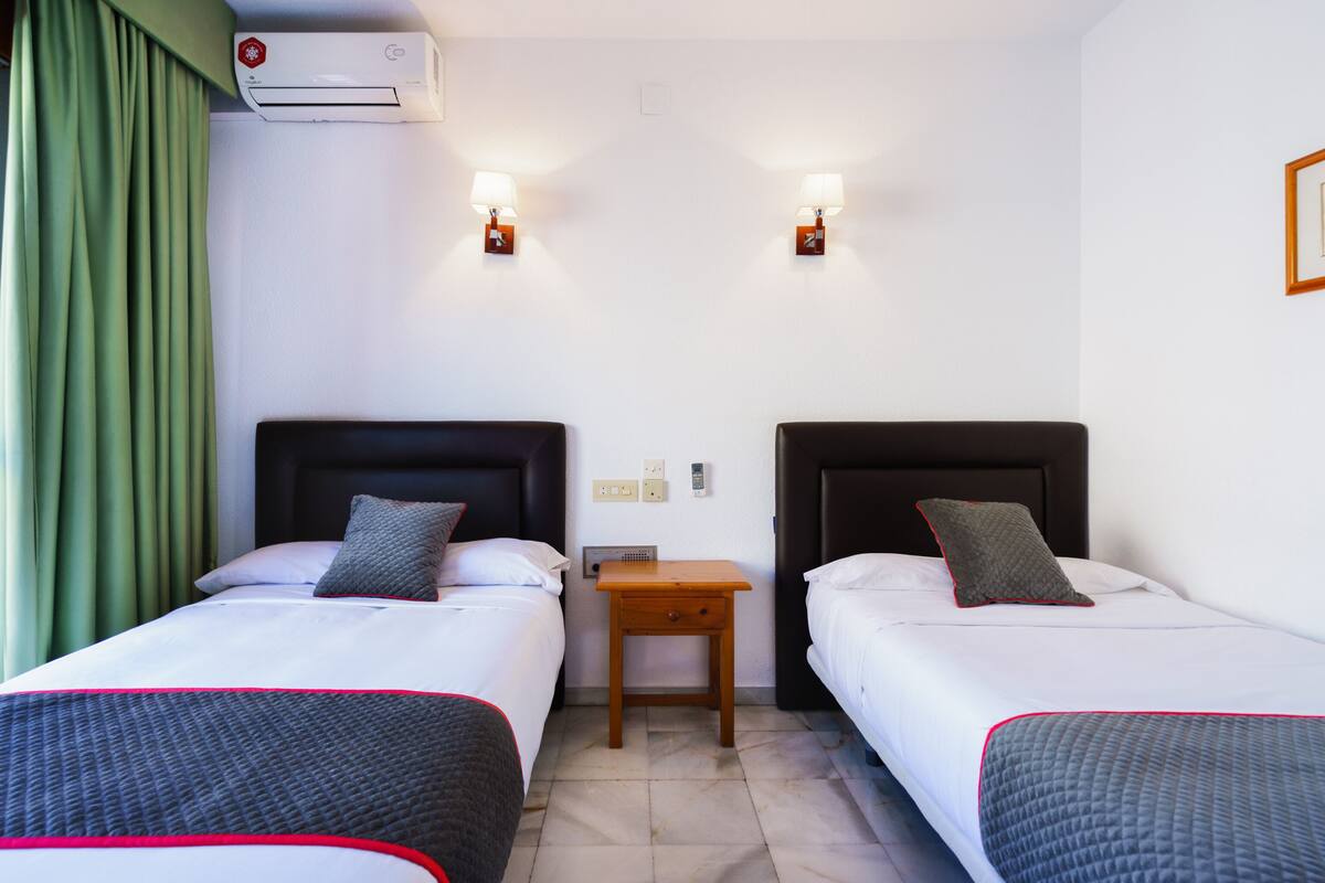 Quarto Duplo Económico | Wi-fi grátis, roupa de cama fornecida