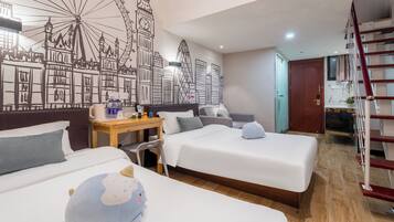 Quarto Quádruplo Familiar, sem janelas | Secretária, cortinas/cortinados opacos, quartos insonorizados