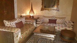 Suite Deluxe, várias camas, não fumadores | Sala | Televisor LED 