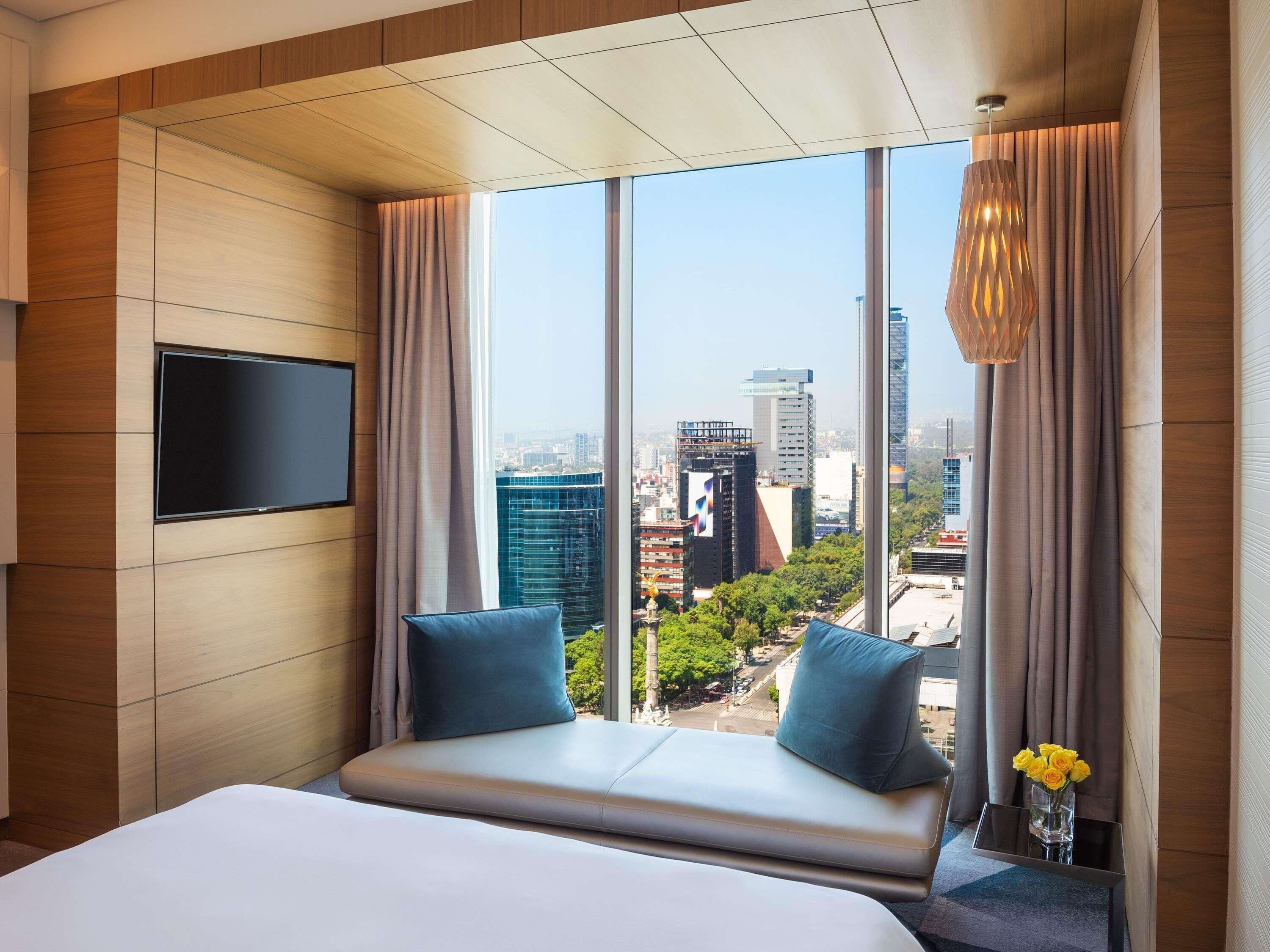 Quarto Superior, 1 cama king-size (Angel of Independence View) | Vista do quarto