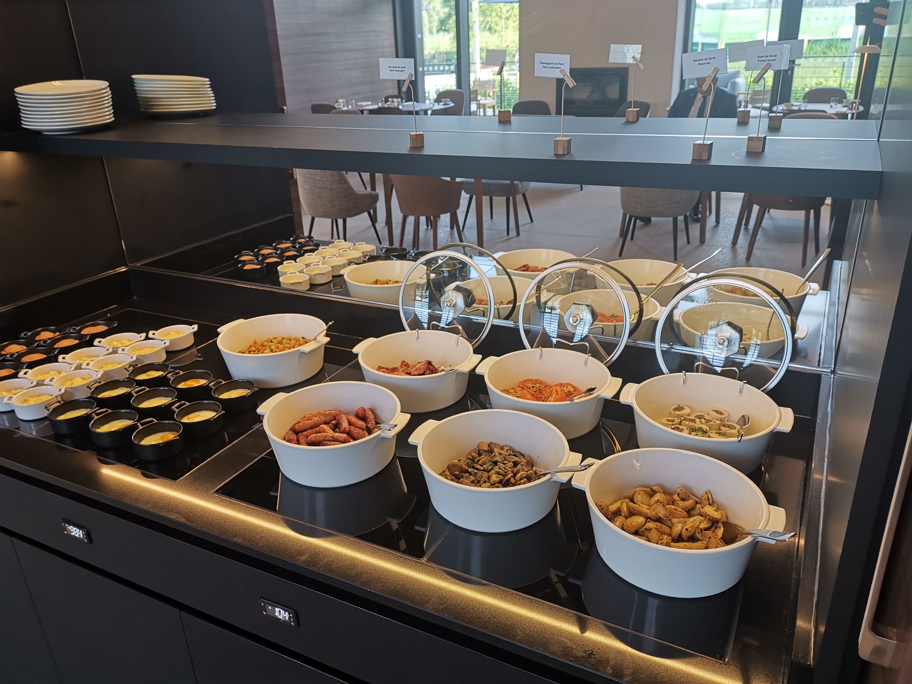 Disposição de buffet com diversos alimentos e utensílios.