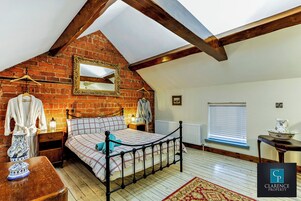 1 quarto, com decoração personalizada, com mobília individualizada 