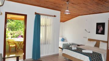 Quarto Triplo Familiar, vista para o jardim | Lençóis de algodão egípcio, roupa de alta qualidade, minibar