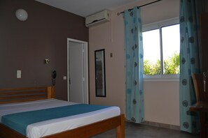Quarto Triplo | Cofre no quarto, secretária, ferro/tábua de engomar, Wi-fi grátis 