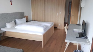 Quarto casal standard | Escrivaninha, espaço de trabalho para notebook, Wi-Fi de cortesia