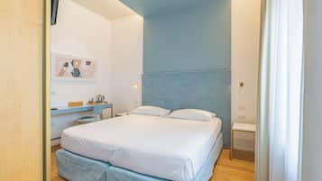 Quarto moderno com cama grande, uma mesa e uma cadeira.