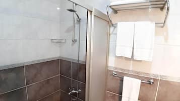 Quarto quádruplo standard | Chuveiro