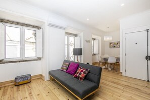 Apartamento, 1 quarto, Vista para a cidade | Sala de estar | TV de ecrã plano 