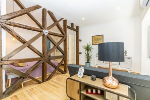 Apartamento, 1 quarto, Vista para a cidade | Sala de estar | TV de ecrã plano 