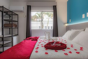 Frigobar, cortinas blackout, Wi-Fi de cortesia, roupa de cama