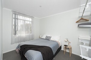 Roupas de cama premium, camas com colchões pillow-top, escrivaninha