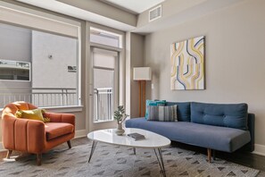 Estúdio Clássico, cozinha (Self Check-in with Virtual Front Desk) | Sala de estar | Televisor de ecrã plano de 49 polegadas com canais digitais, televisor 