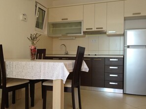 Dúplex Familiar | Cozinha privada | Um frigorífico, uma placa de cozinha, uma cafeteira/bule 