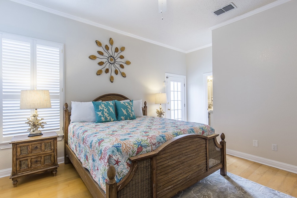 Picturesque Home With Heated Pool & Hot Tub! Steps To Beach! - South Padre Island, TX